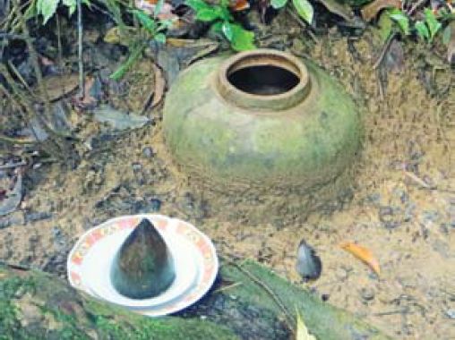 Tempayan Soya Gunung Sirimau, Wadah yang Selalu Terisi Air Secara Gaib