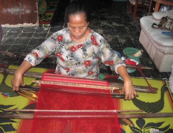 Mengenal Perbedaan Alat Tenun Gedog dan ATBM