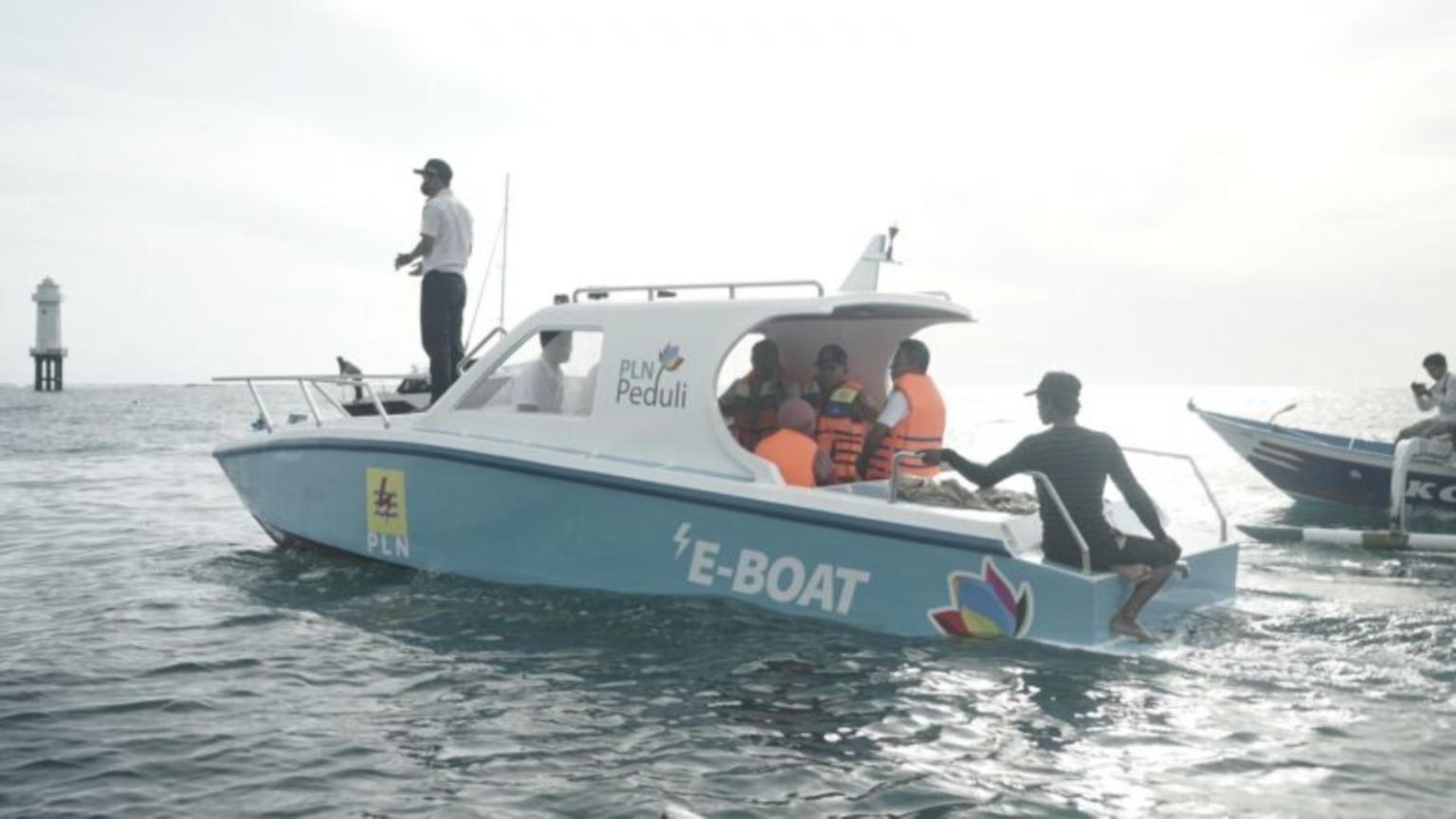 PLN dan Industri Kecil Menengah NTB Hadirkan Electric Boat Pertama di ...