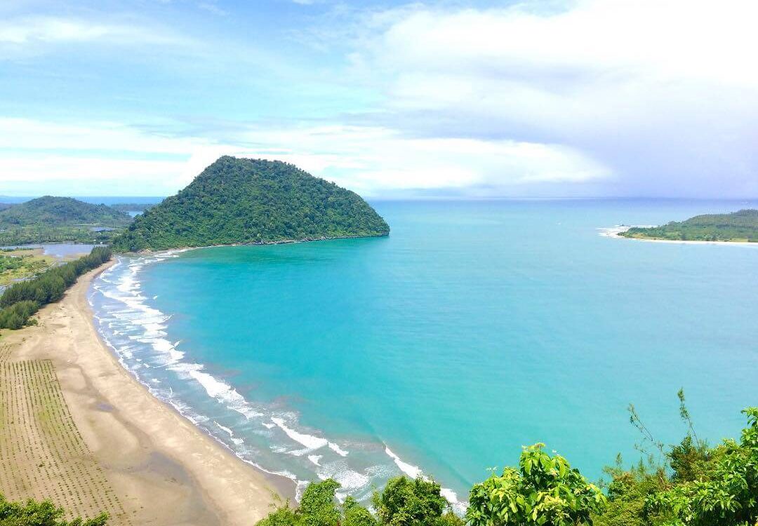 Menyaksikan Sensasi Biru Samudera Hindia dari Atas Puncak Gunung ...